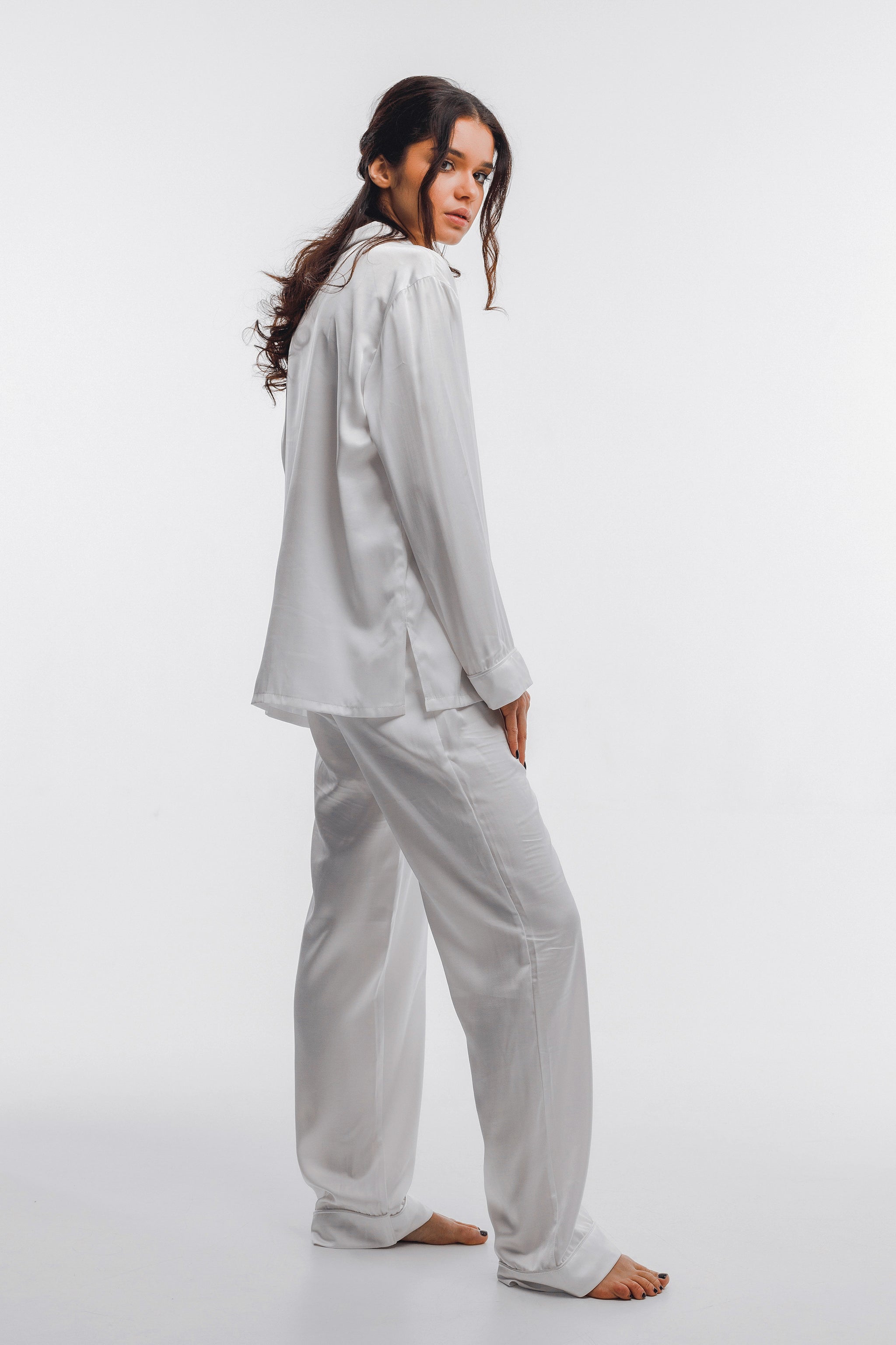 White Satin Pajamas – Luxury Women’s 2-Piece Sleepwear Set – HEYMIMISISTERS